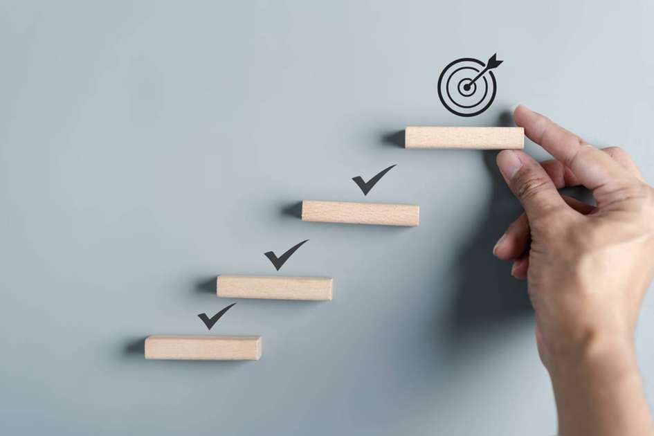 Como criar metas realistas e impulsionar sua carreira em 2025 - Delania ...